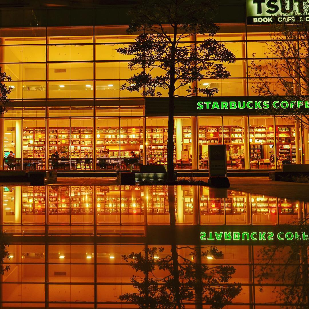 My Starbucks #1: Starbucks Minatomirai, hiệu sách bên cạnh và cốc trà ...